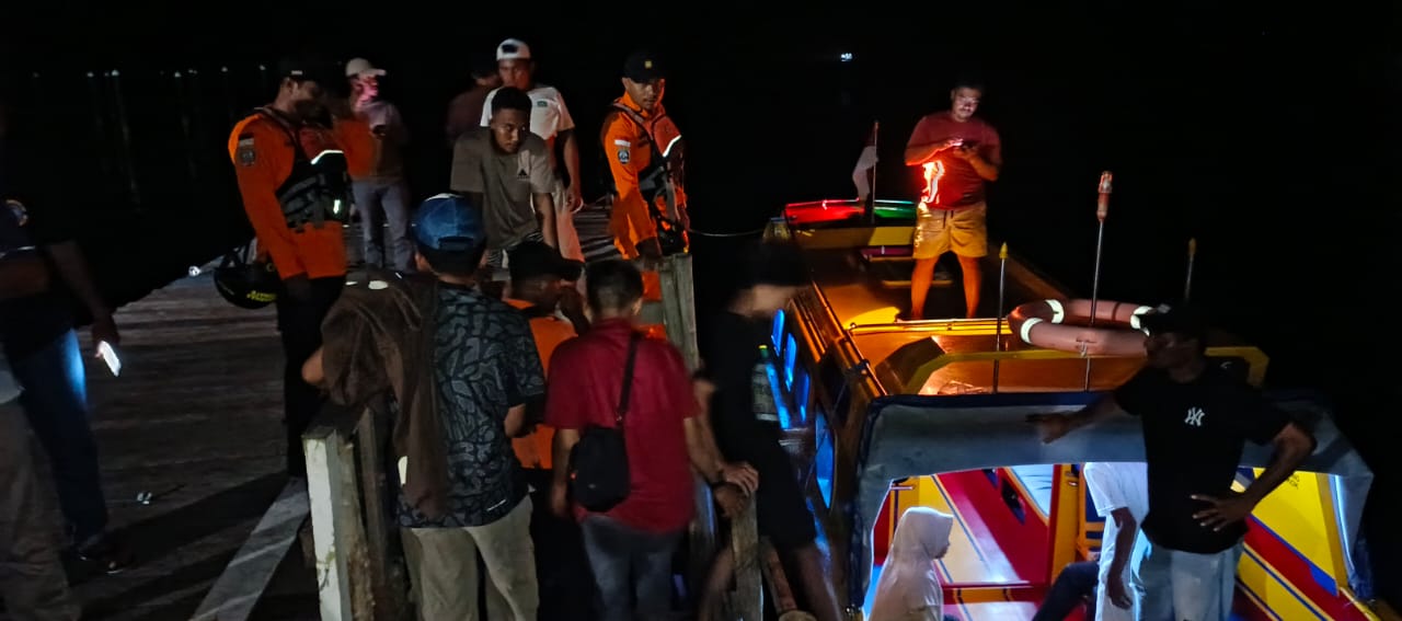 Tabrak Karang, Puluhan Penumpang KM. Holy Marry Selamat Dievakuasi Tim ...