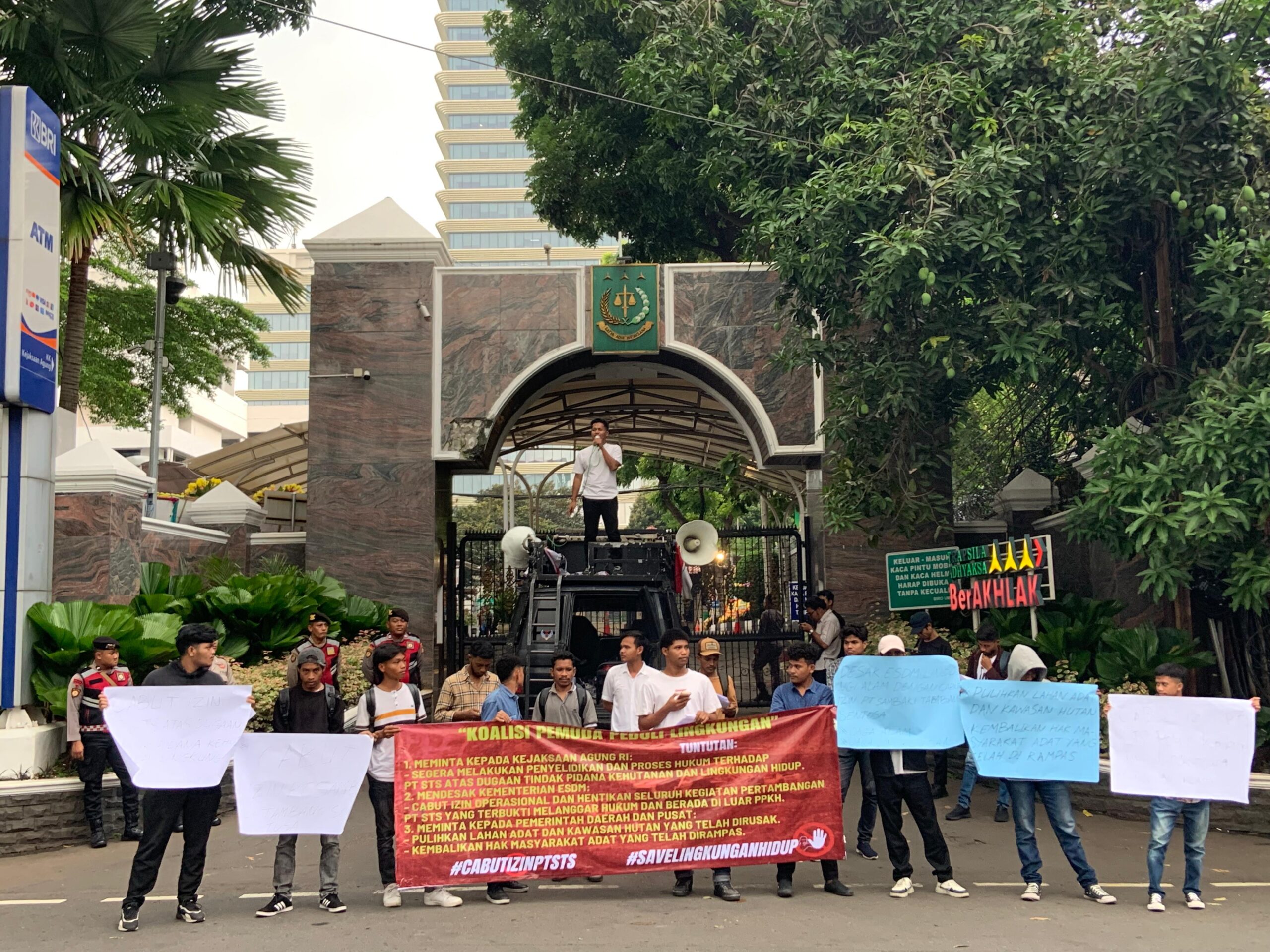 Pemuda Kepung Kejagung & ESDM! PT STS Diduga Rampas Lahan & Rusak Hutan ...