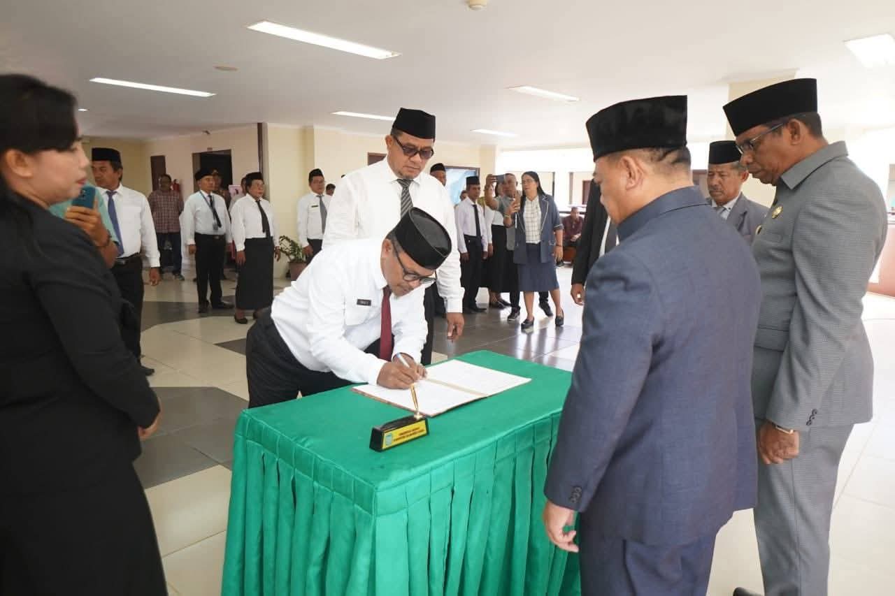 Rotasi Besar di Pemkab Halut, Bupati Piet Hein Babua Lantik 14 Pejabat ...