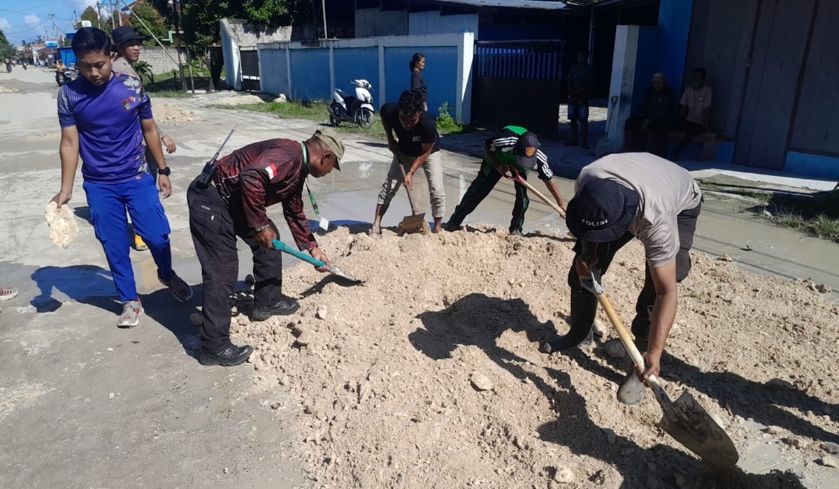 PT SGM Group Kerahkan 10 Dump Truck Perbaiki Jalan Falabisahaya - Malut ...