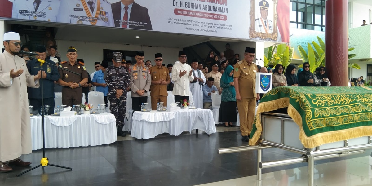 Tangis Pecah di Ternate, Haji Bur Dilepas dengan Penuh Haru dan ...